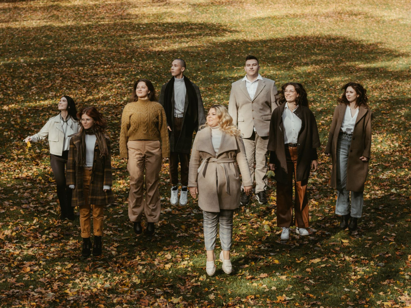 Lindas Garančas studijas jaunieši sveic rudeni ar enerģisku kopdziesmu ...