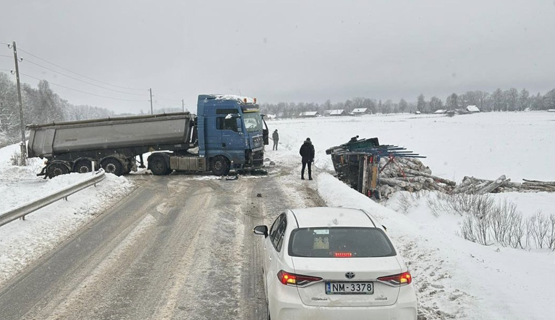 Gulbenes pusē notikusi divu kravas auto avārija; satiksme bloķēta - nra.lv