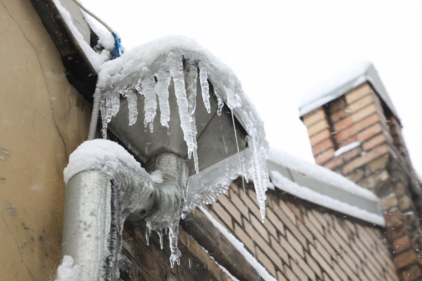 Rīgā vīrieti nogalinājis no jumta krītošs ledus gabals [papildināts ...