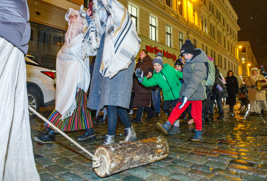 Ar bluķa vilkšanu Vecrīgā tika ieskandināti Ziemas saulgrieži - Foto - nra.lv
