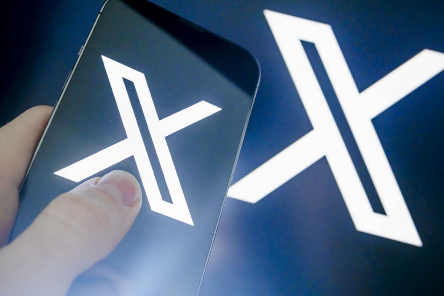 Kremļa propagandisti tviterī nopelnījuši aptuveni 127 500 ASV dolārus ...