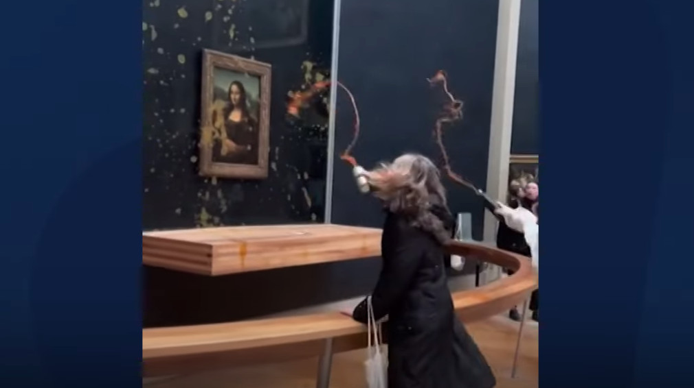 Par mēģinājumu apliet Monas Lizas gleznu ar tomātu zupu arestētas divas ...