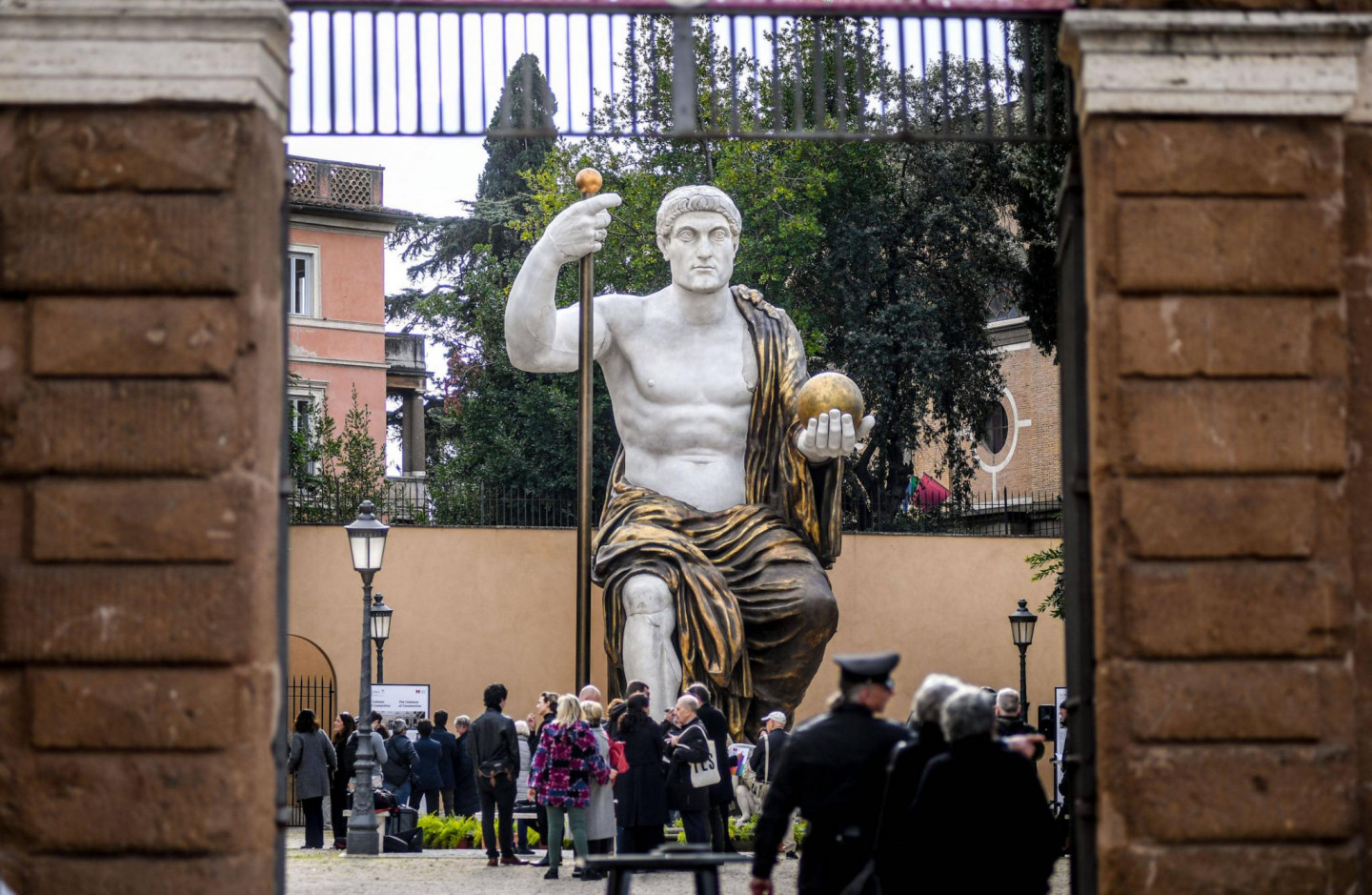 Romā atklāta milzīga imperatora Konstantīna statuja - nra.lv