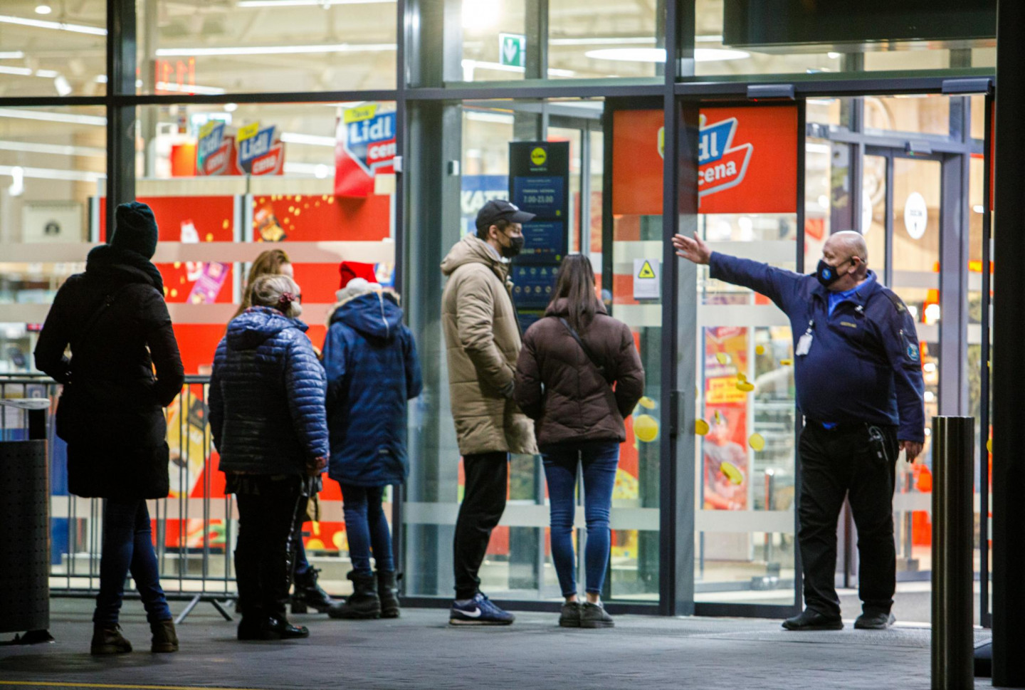 Vīrietis rindu pie veikala ieņem jau pirms pusnakts - nra.lv