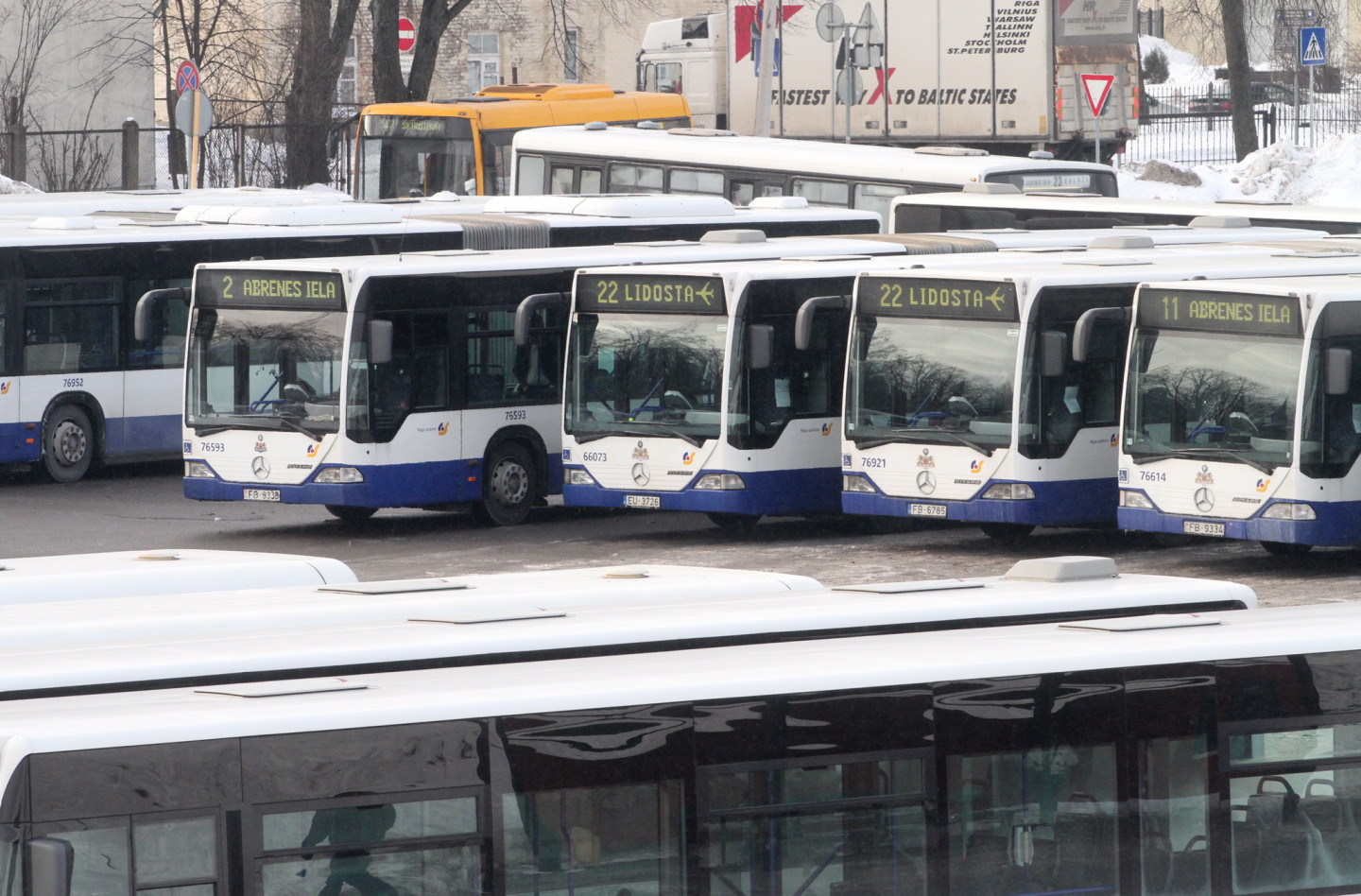 Atrasts krūmos ieaudzis "Rīgas satiksmes" autobuss - nra.lv