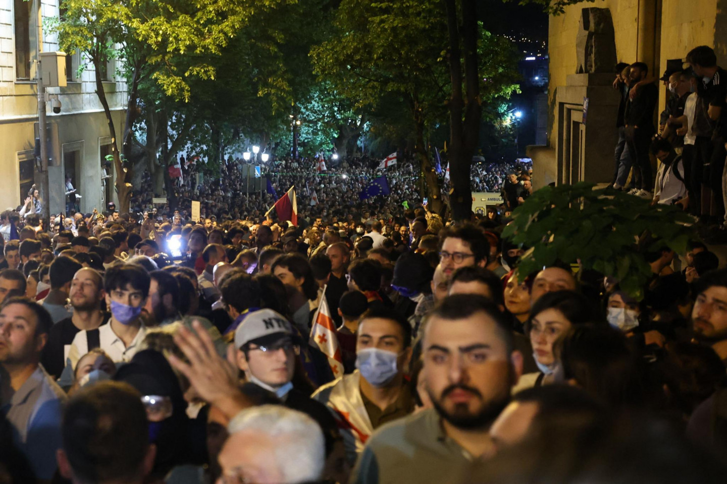 Tbilisi ielās 20 000 cilvēku protestē pret pretrunīgo "ārvalstu aģentu ...