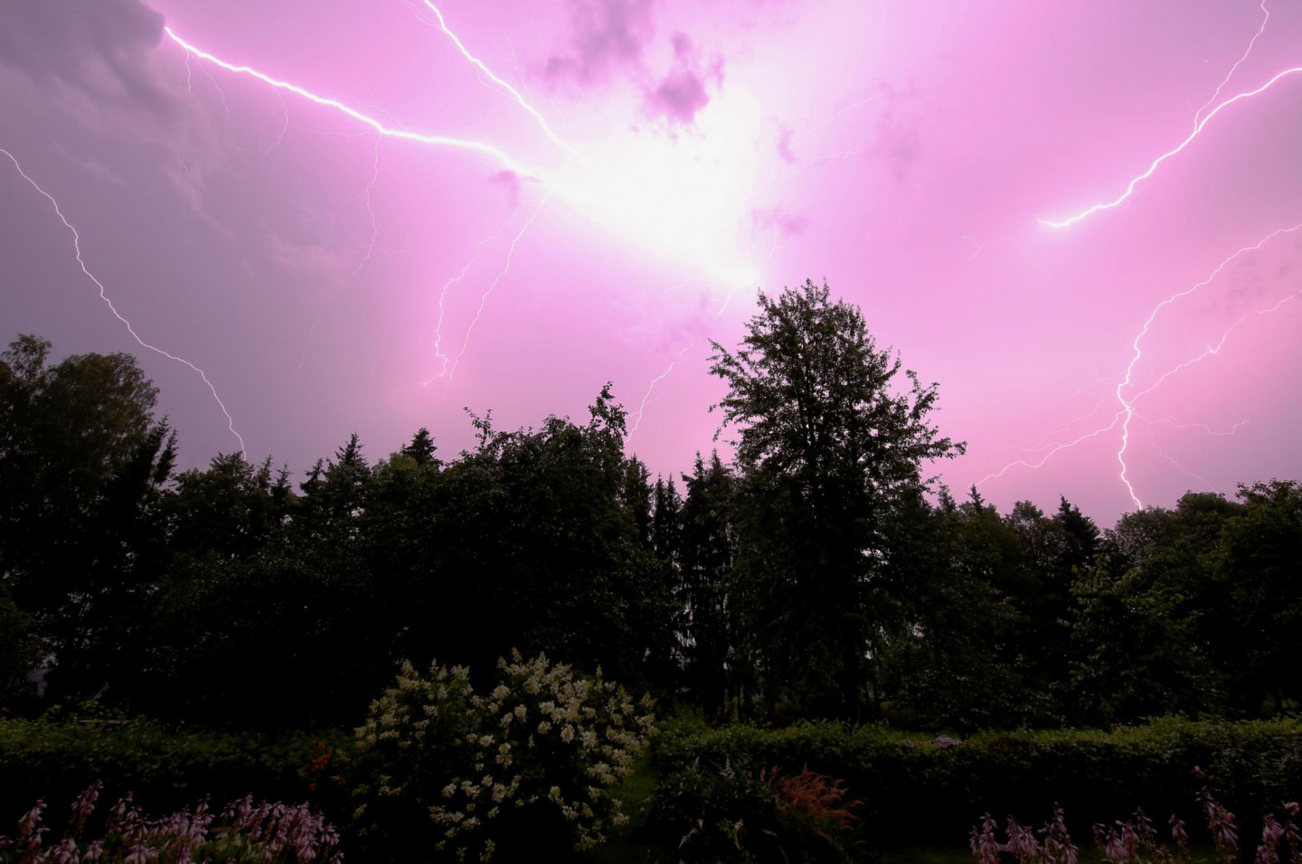 "Un tas blieziens"; vīrietis dalās pieredzē par sajūtām pēc zibens ...
