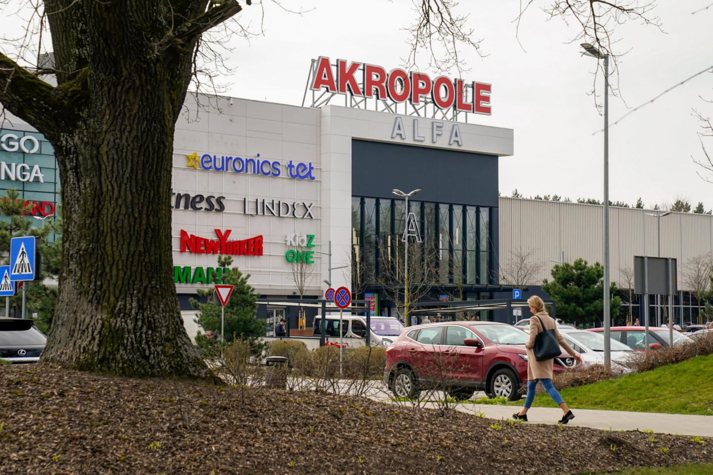 FOTO. VIDEO. "Akropolē Alfa" notikusi cilvēku evakuācija; notikuma ...