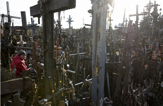 FOTO. Lietuvā applūdis slavenais Krusta kalns - nra.lv