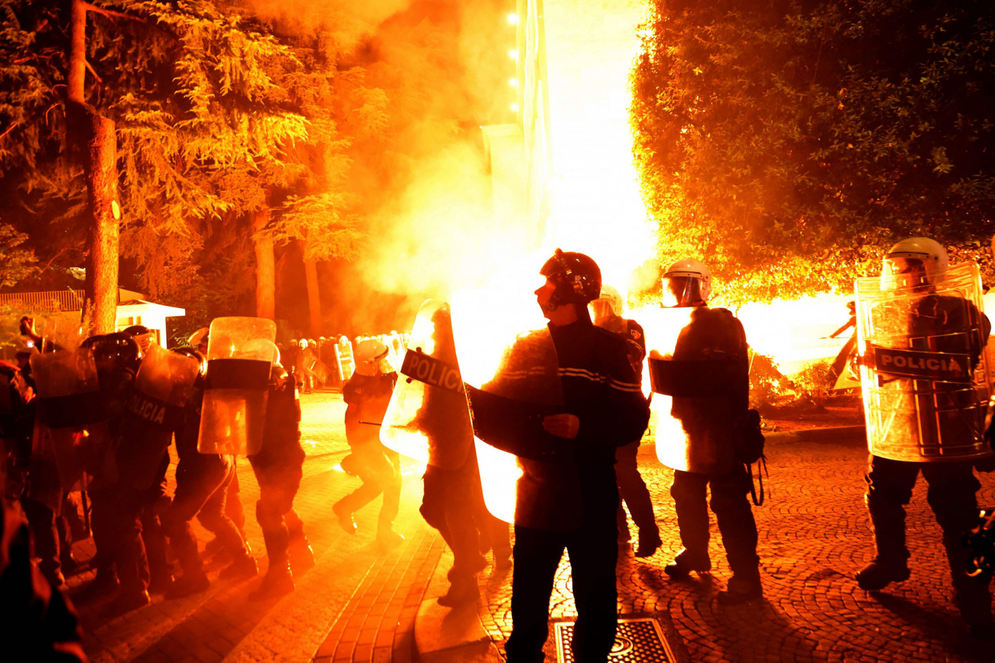 Albānijā demonstranti bruņojas ar Molotova kokteiļiem; cietuši 10 ...