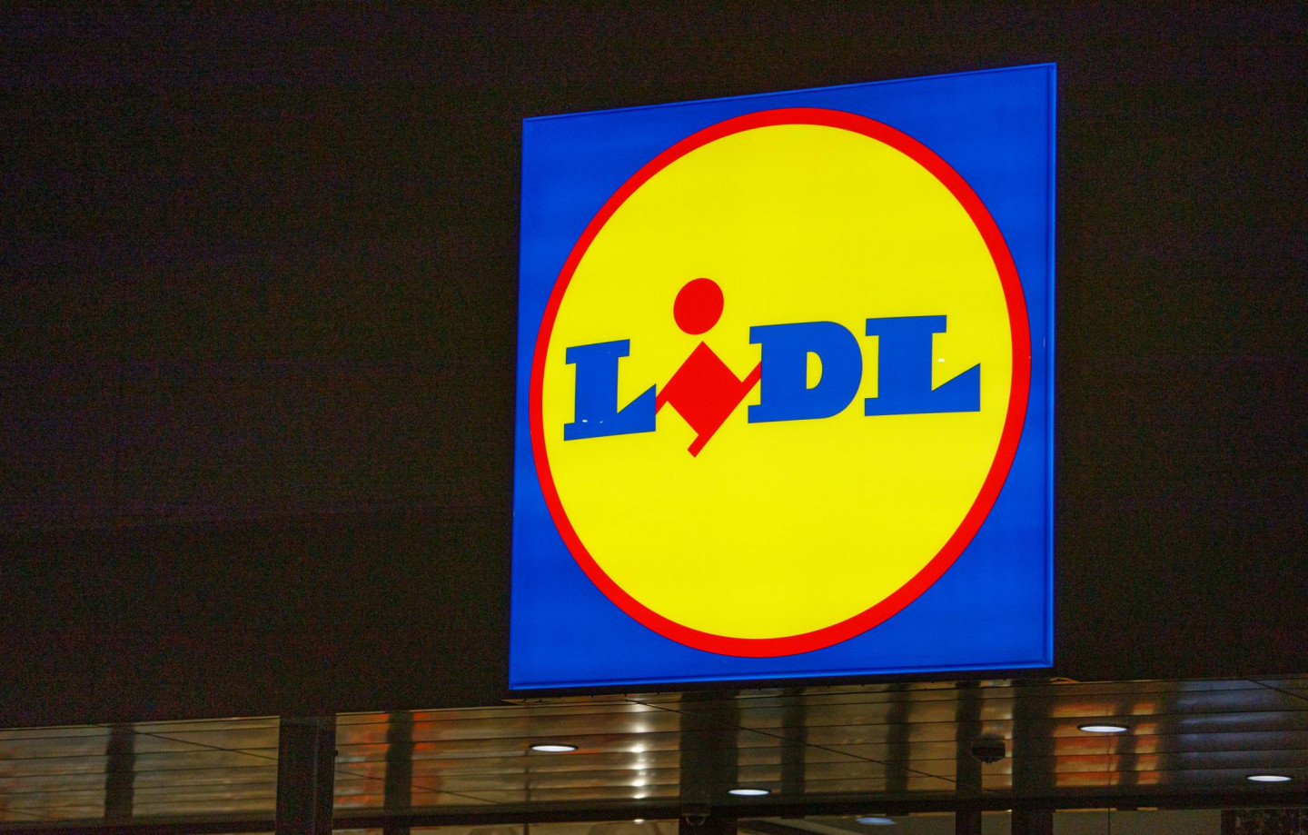 "Lidl" izceļas pamatīgs kašķis; lamuvārdi iet pa gaisu - nra.lv