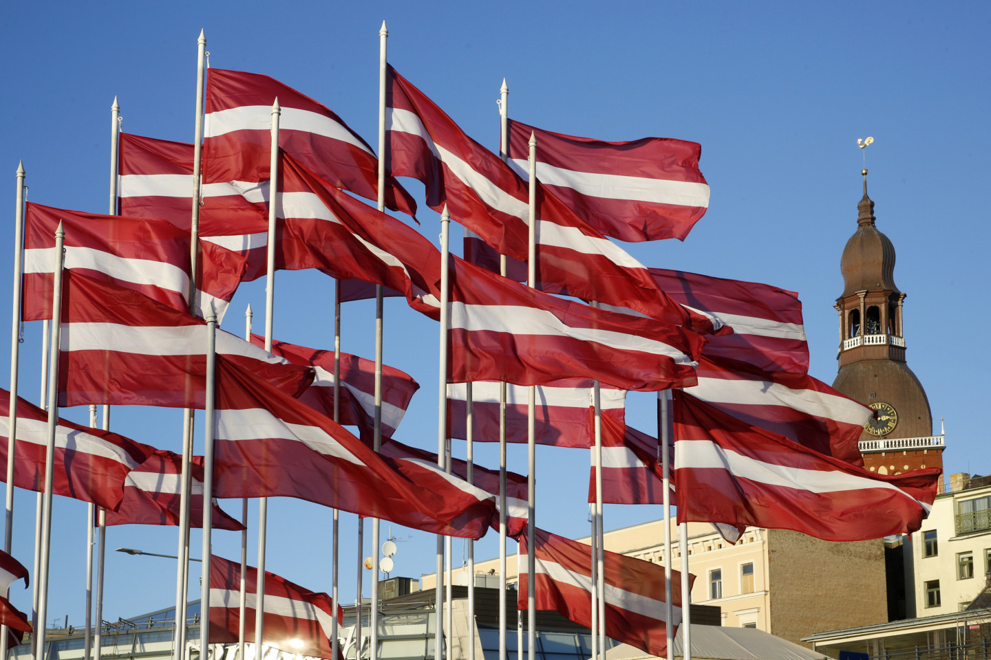 Par Latvijas karoga sadedzināšanu sodīts pusaudzis - nra.lv