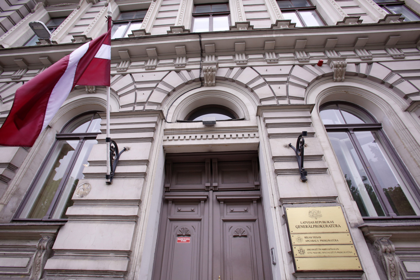 "Burvis" no klientes vēlas izspiest 30 000 eiro - nra.lv