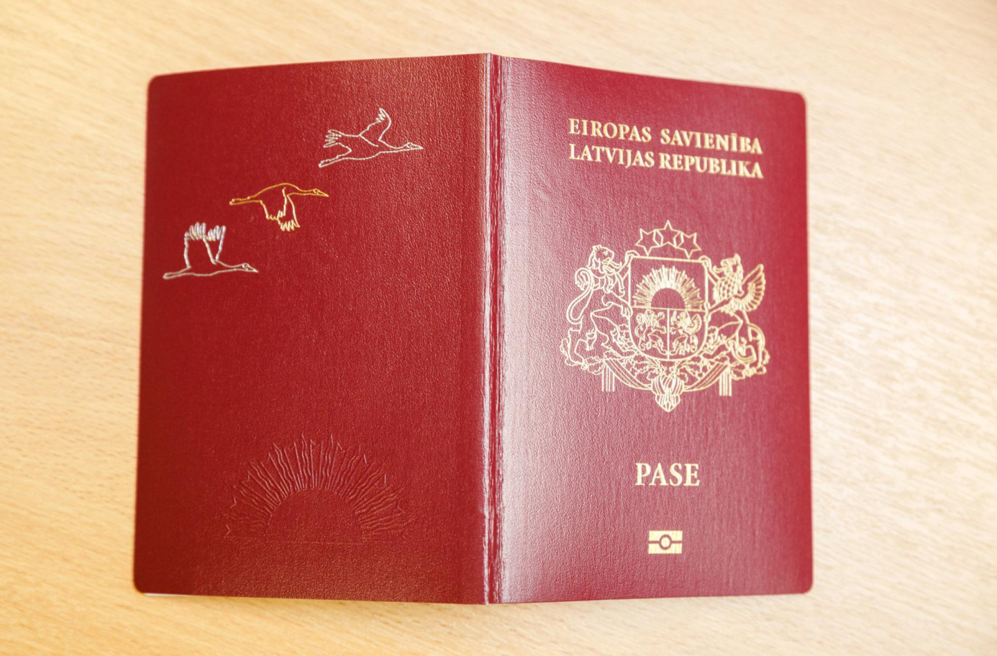 Jaunās Latvijas pases ceļotājiem sagādā raizes - nra.lv