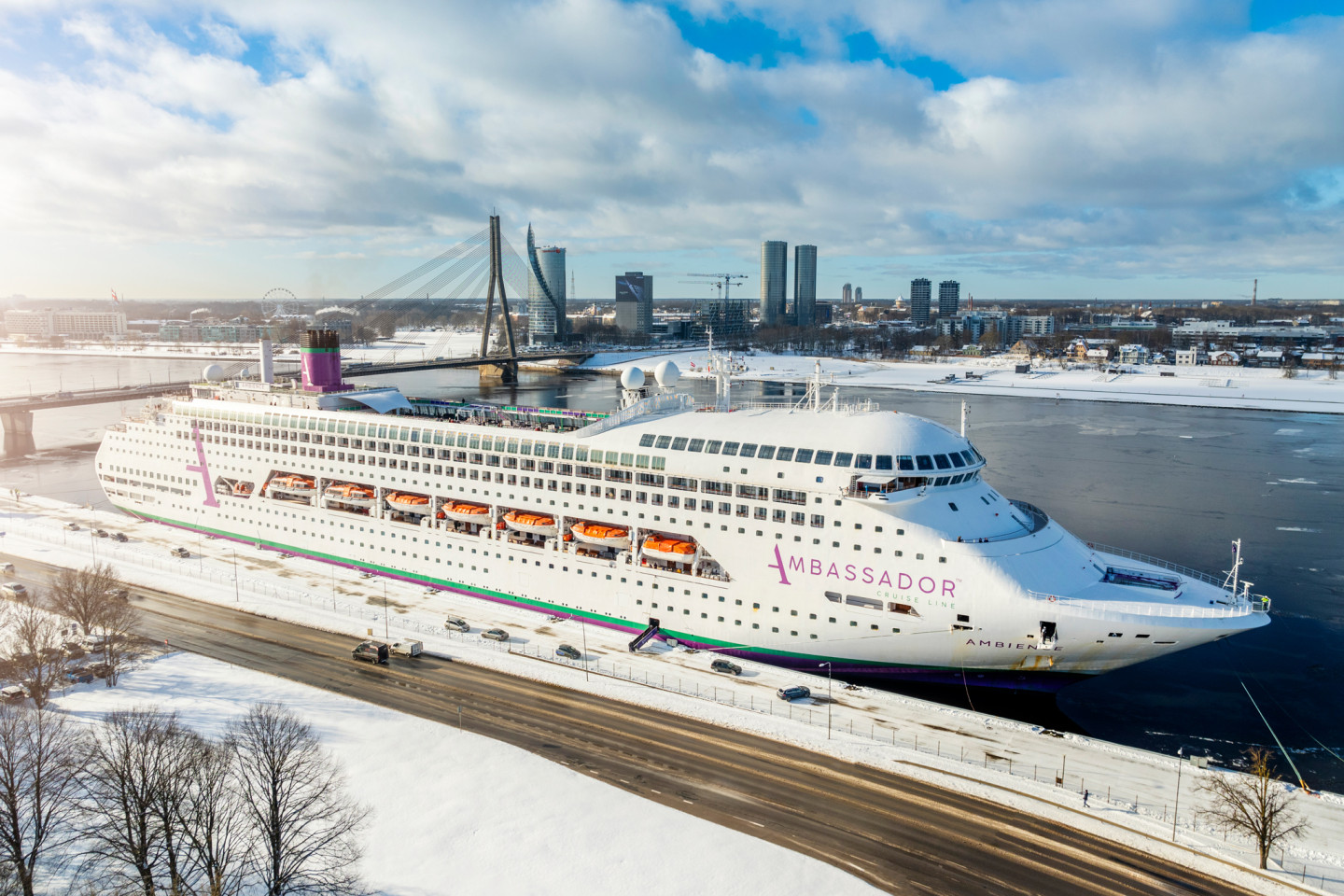 Rīgas ostā sākusies tūrisma sezona - nra.lv