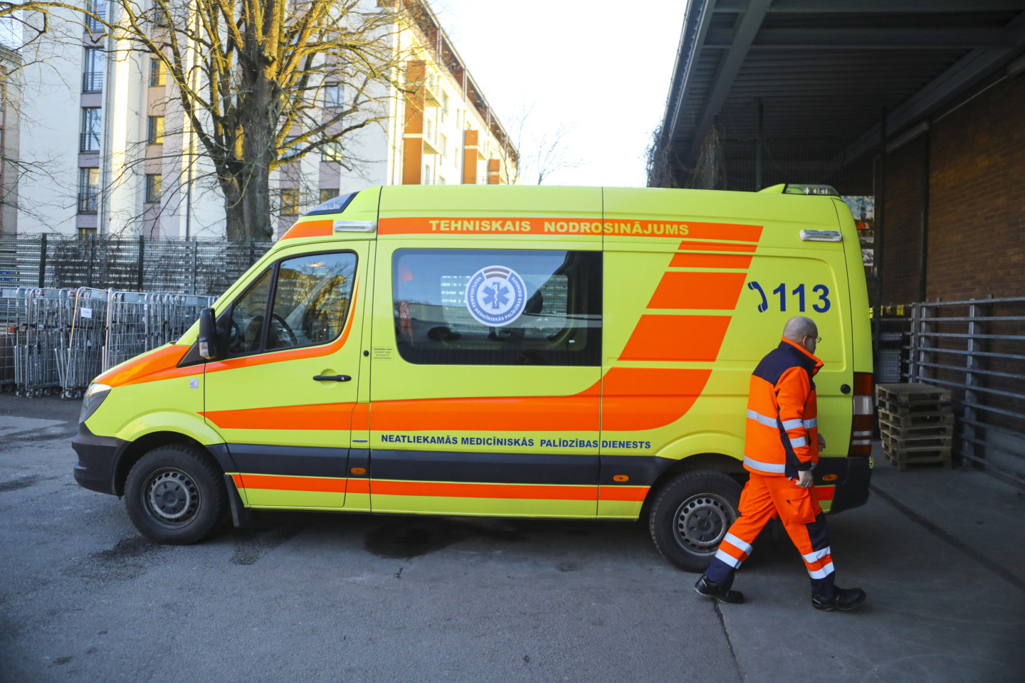 Līdz asinīm sakosts NMPD darbinieks - nra.lv