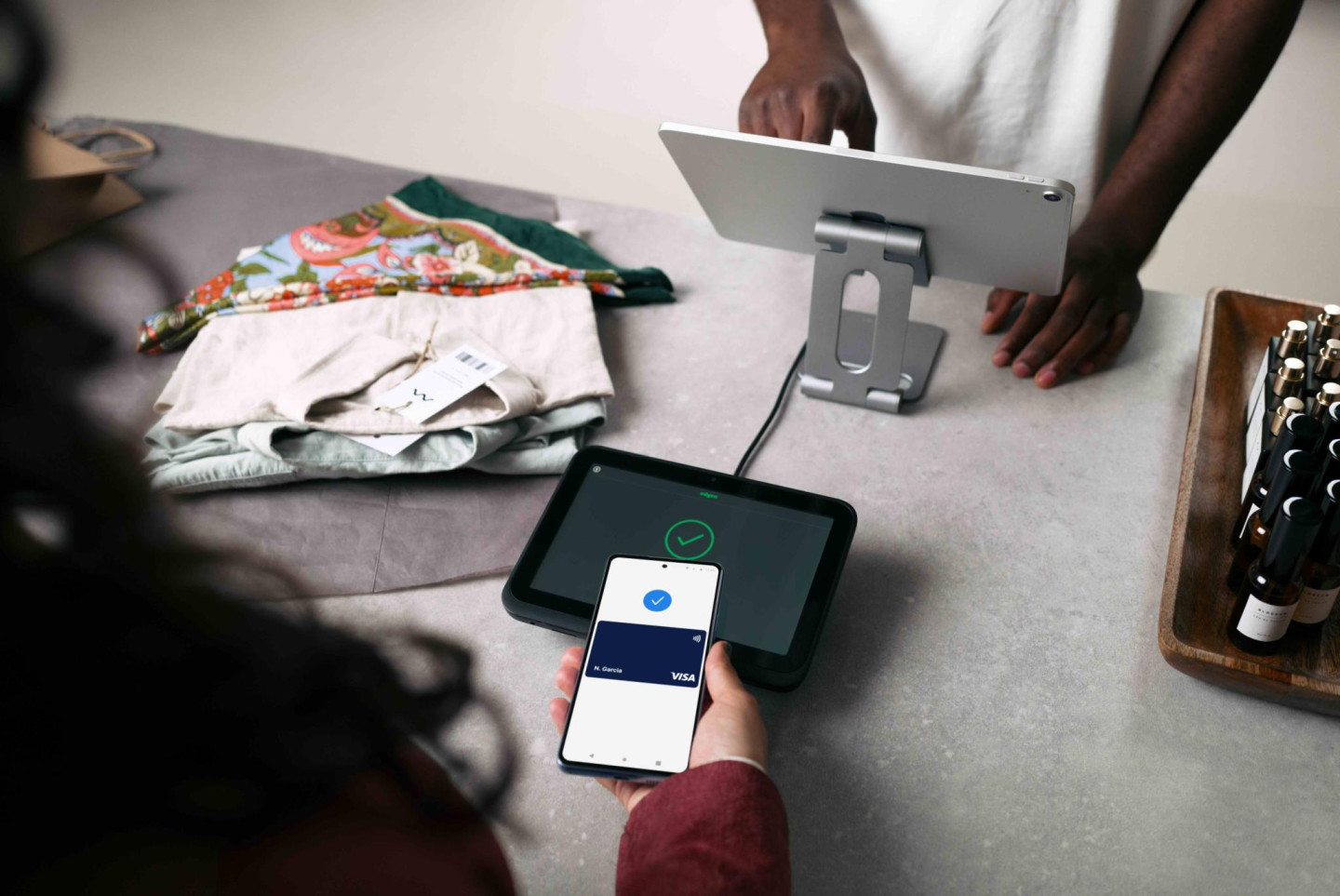 Pētījums: gandrīz trešdaļa latviešu joprojām maksā skaidrā naudā, bet ...