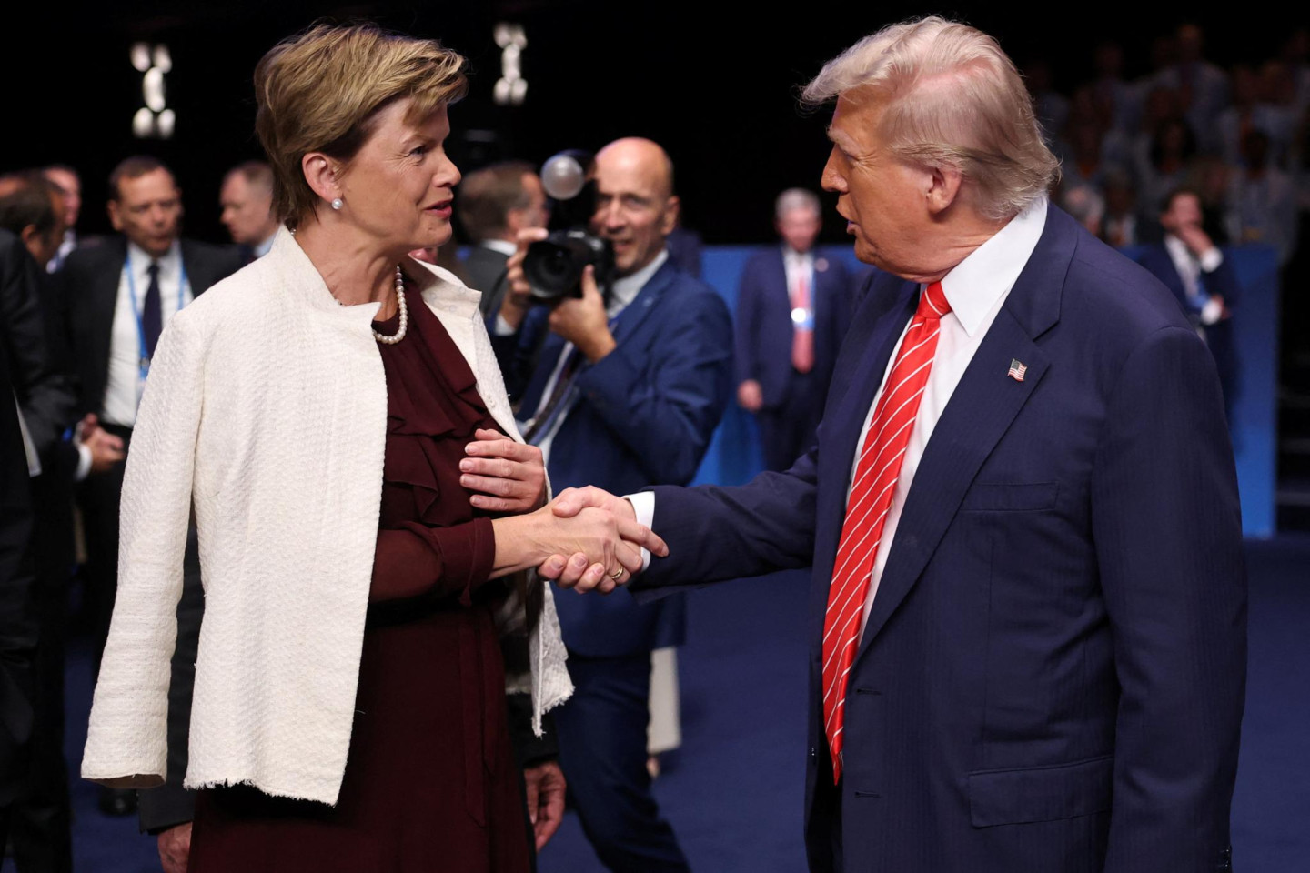 FOTO. "Viņa padeva fake roku"; ļaudis netiek gudri par foto ar Braži un ...