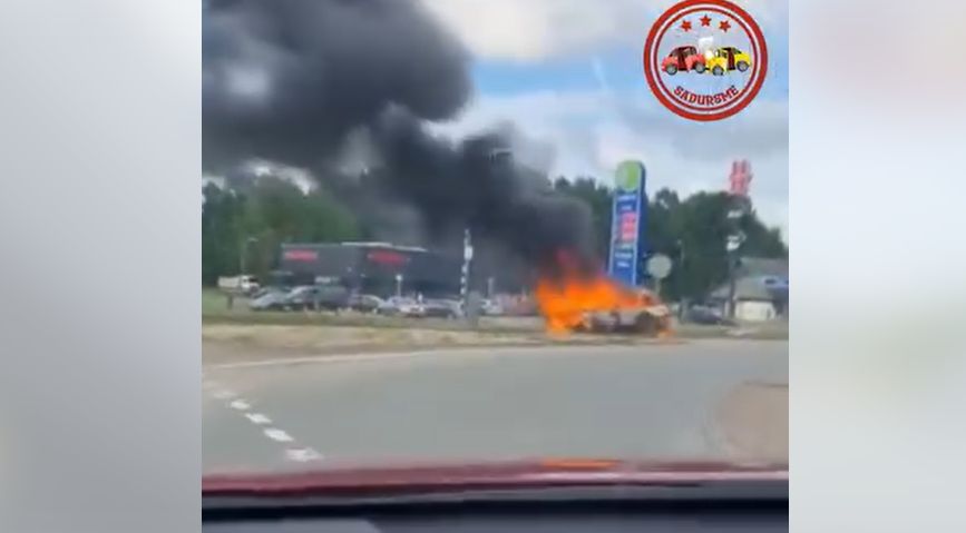 Pie Tukuma aizdegas auto - nra.lv