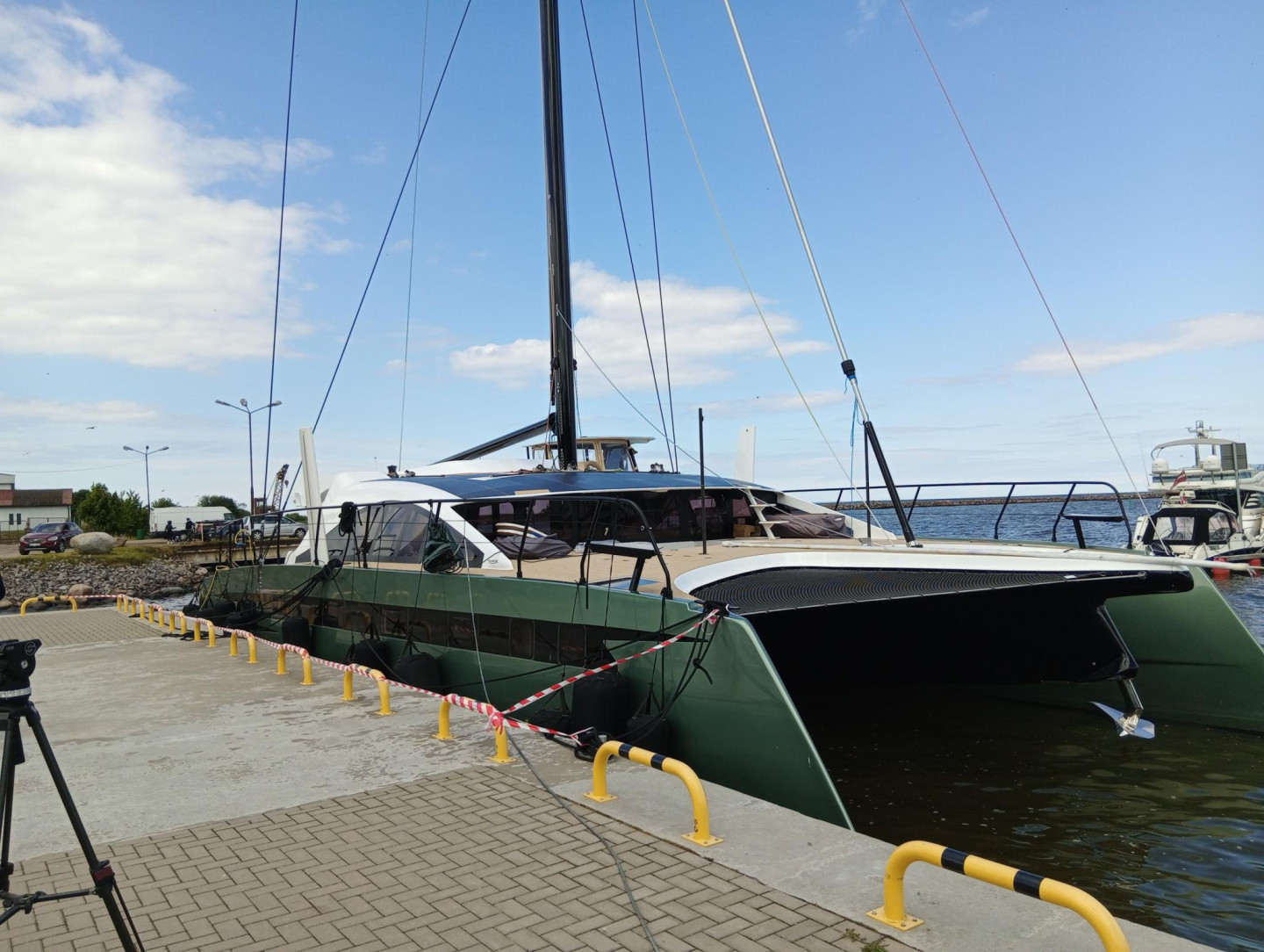 FOTO. Latvijā top piecus miljonus eiro vērts okeānu katamarāns - nra.lv