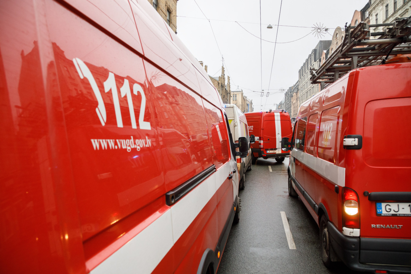 VUGD dzēš lielu ugunsgrēku Olaines novadā – sadegušas ēkas un auto - nra.lv