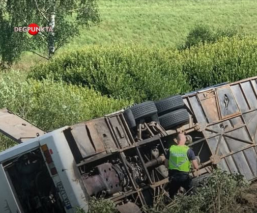 Uz Siguldas šosejas smagi avarē autobuss ar 43 bērniem - nra.lv
