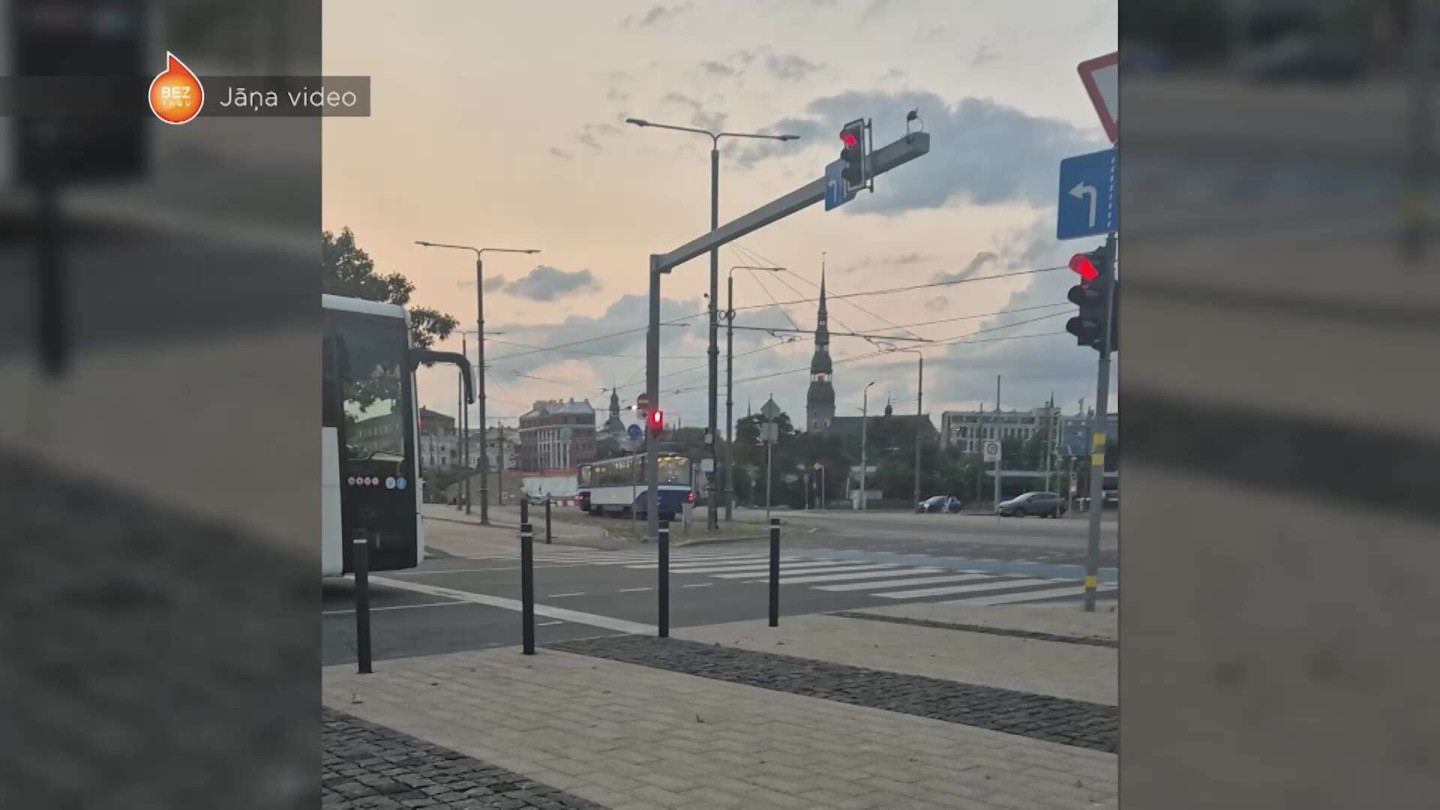 Brīdina par kādu luksoforu Rīgas centrā - nra.lv