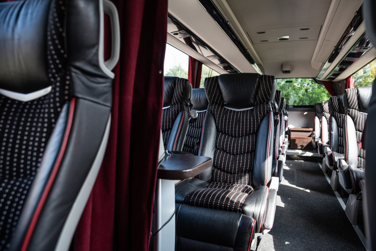 "Lux Express" autobuss ietriecas prāmja klājā - nra.lv