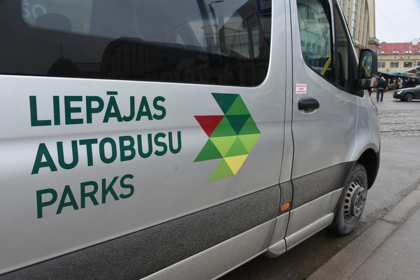 Autobusa avārija Liepājā: šoferis un pasažiere slimnīcā - nra.lv