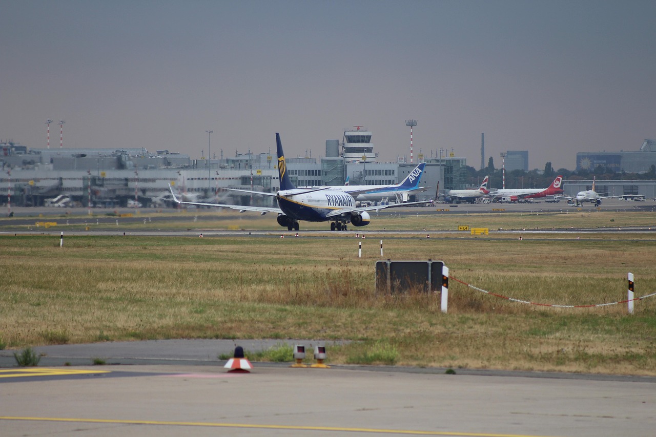 Pasažieris mēģinājis atvērt durvis “Ryanair” reisa laikā - nra.lv