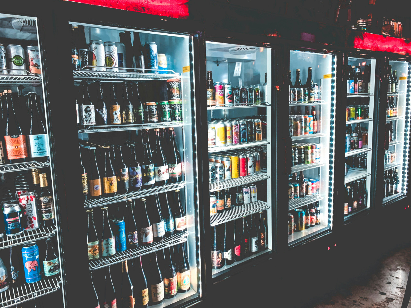 Latvijas jaunie alkohola likumi veicina iepirkšanos Igaunijā - nra.lv