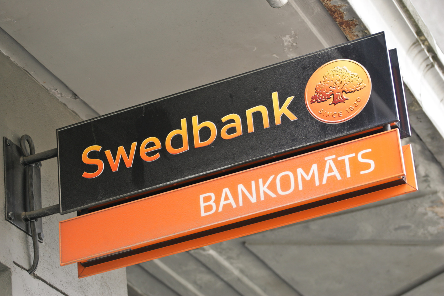 "Swedbank" samazina skaidras naudas izņemšanas limitu - nra.lv