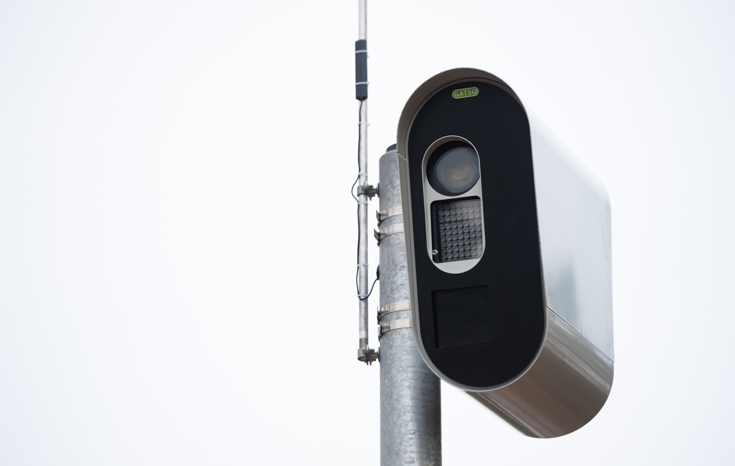 Pusaudzis vājprātīgā ātrumā ar vecāku auto cenšas aizbēgt no policijas ...