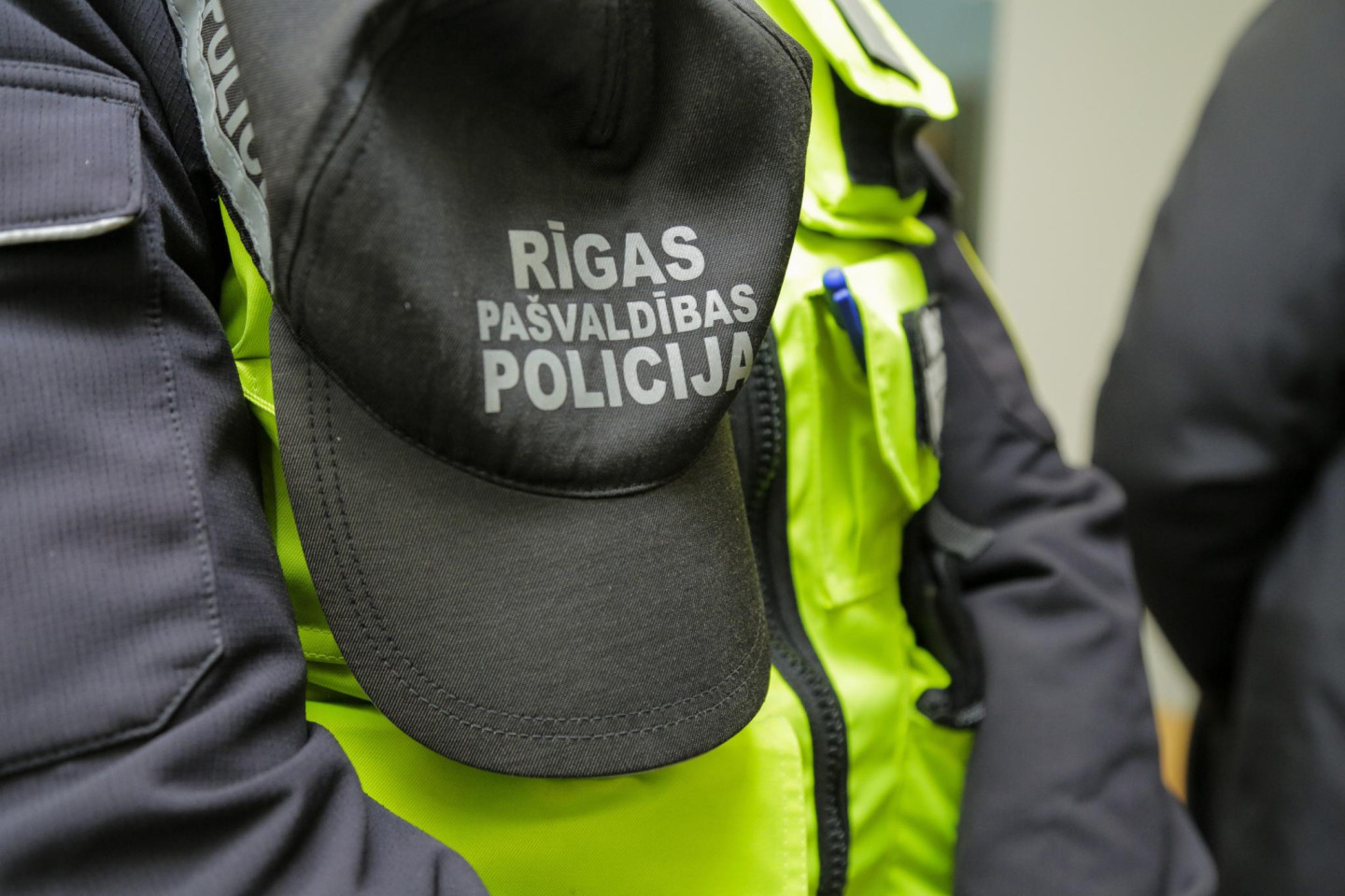 Zaglis Rīgā pieķerts snaudā busiņā – policija aiztur vīrieti - nra.lv