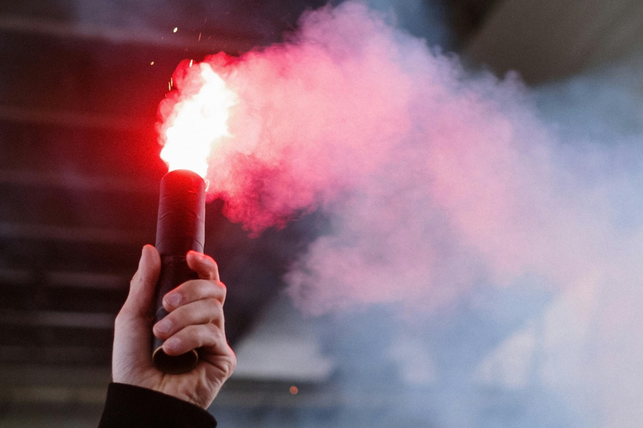 VIDEO. Vandaļi detonē dūmu sveces pārpildītā koncertā - nra.lv