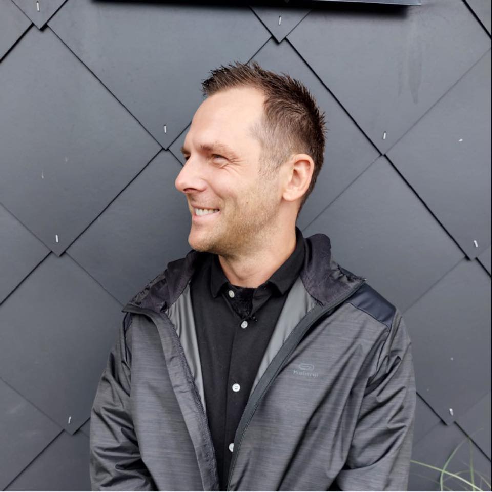 Ansis Klintsons ieraksta jaunu “Man nav kauns” versiju pēc 25 gadiem ...