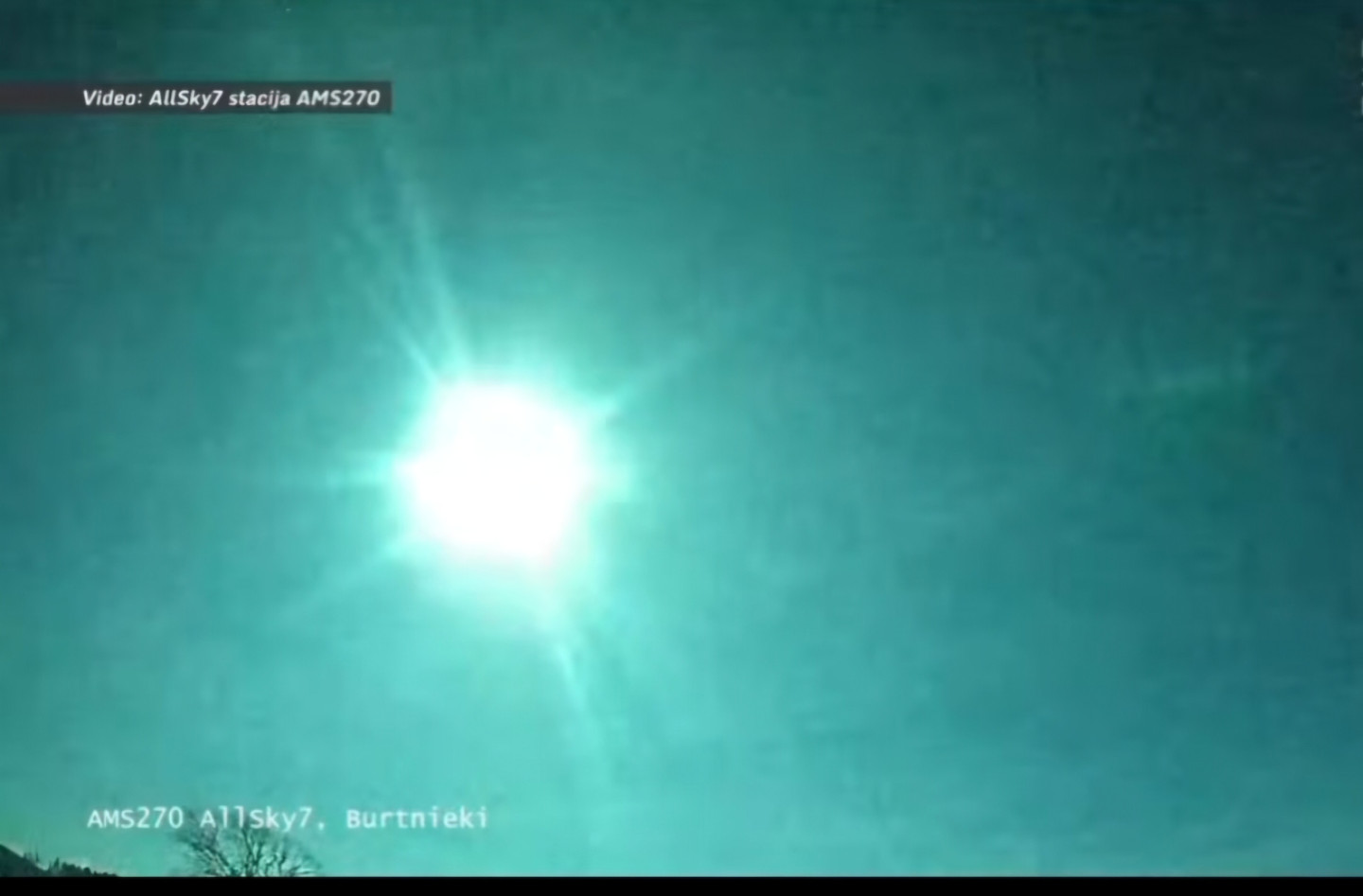 VIDEO. Netālu no Rīgas nogāžas meteors - nra.lv