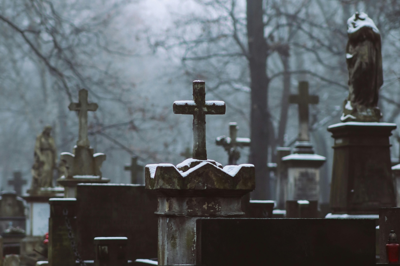 Pieminot Viktoru Coju, uz viņa kapa nomirst sieviete - nra.lv