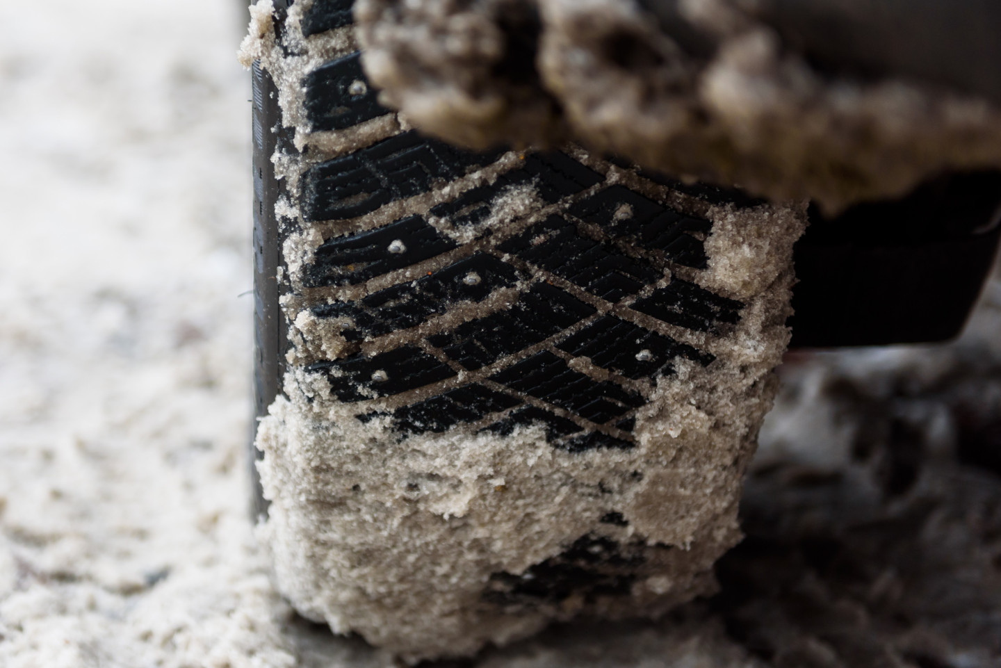 Negadījums Juglā: bērna vedšana uz bērnudārzu beidzas ar avāriju - nra.lv