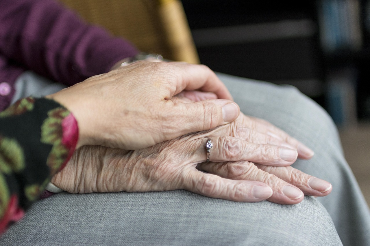 Rīgā pensionāre paliek bez pensijas un palīdzības – labdarība meklē ...