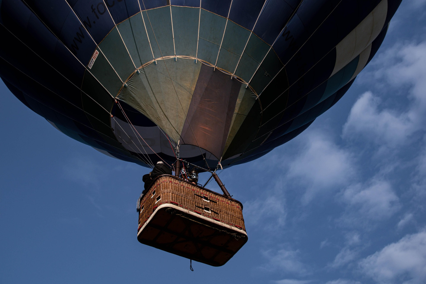 Gaisa balons ieķeras sakaru tornī 300 m virs zemes - nra.lv