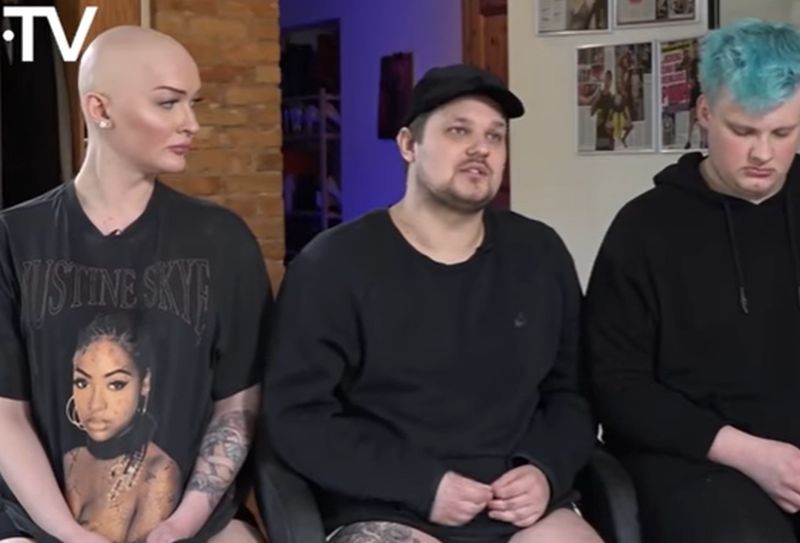 Amuna Davis stāsta, kāds jautājums nokaitinās jebkuru frizieri - Video ...