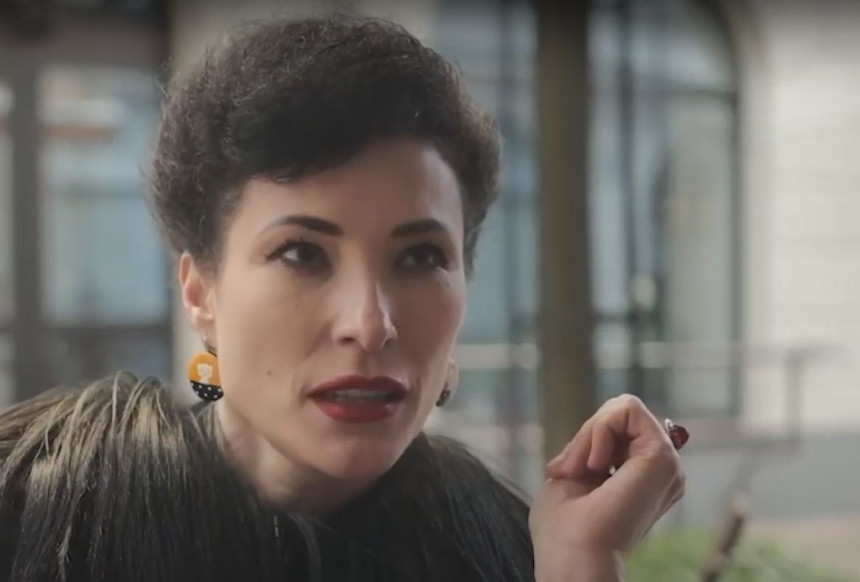 Ieva Adamss tiek pie grandioza tetovējuma - Video - nra.lv